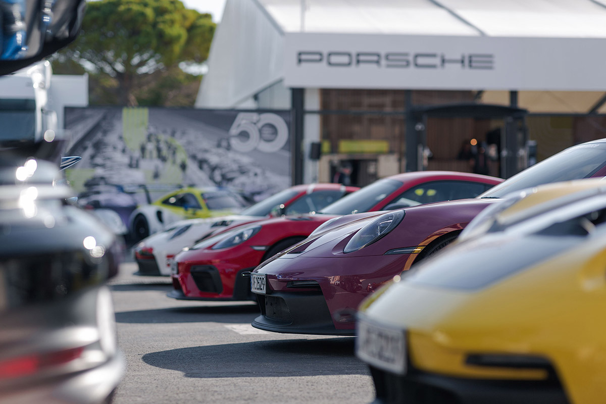 Adrenalin on 4 wheels: Race track action with the Porsche Track ...